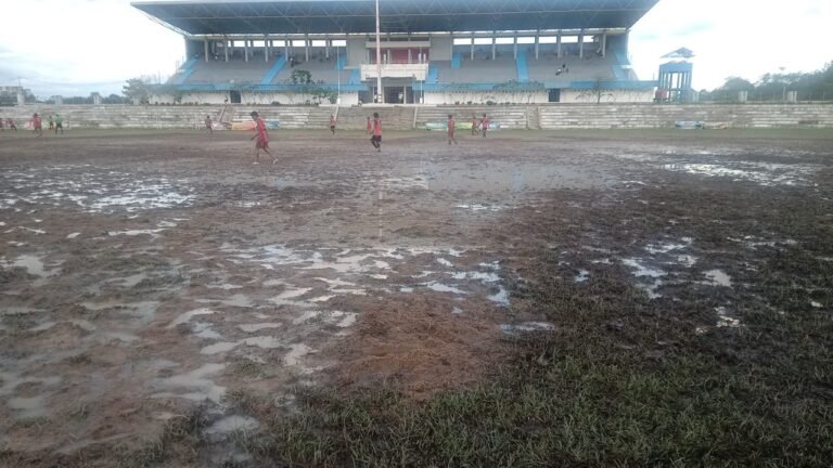 Lapangan Tergenang dan Jadi Kubangan Lumpur - RadarSampit.com