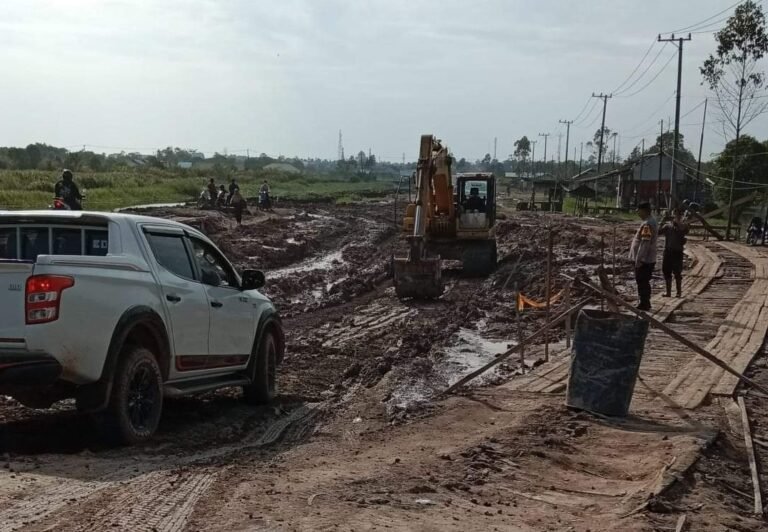 Nyinyiran Netizen Repotkan Pengguna Jalan, Mating Jalan Kolam Diportal ...
