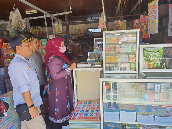 Satpol PP Kotim Menyamar Jadi Pembeli Rokok Ilegal, Pedagang Tak ... Satpol PP Kotim Menyamar Jadi Pembeli Rokok Ilegal, Pedagang Tak ...